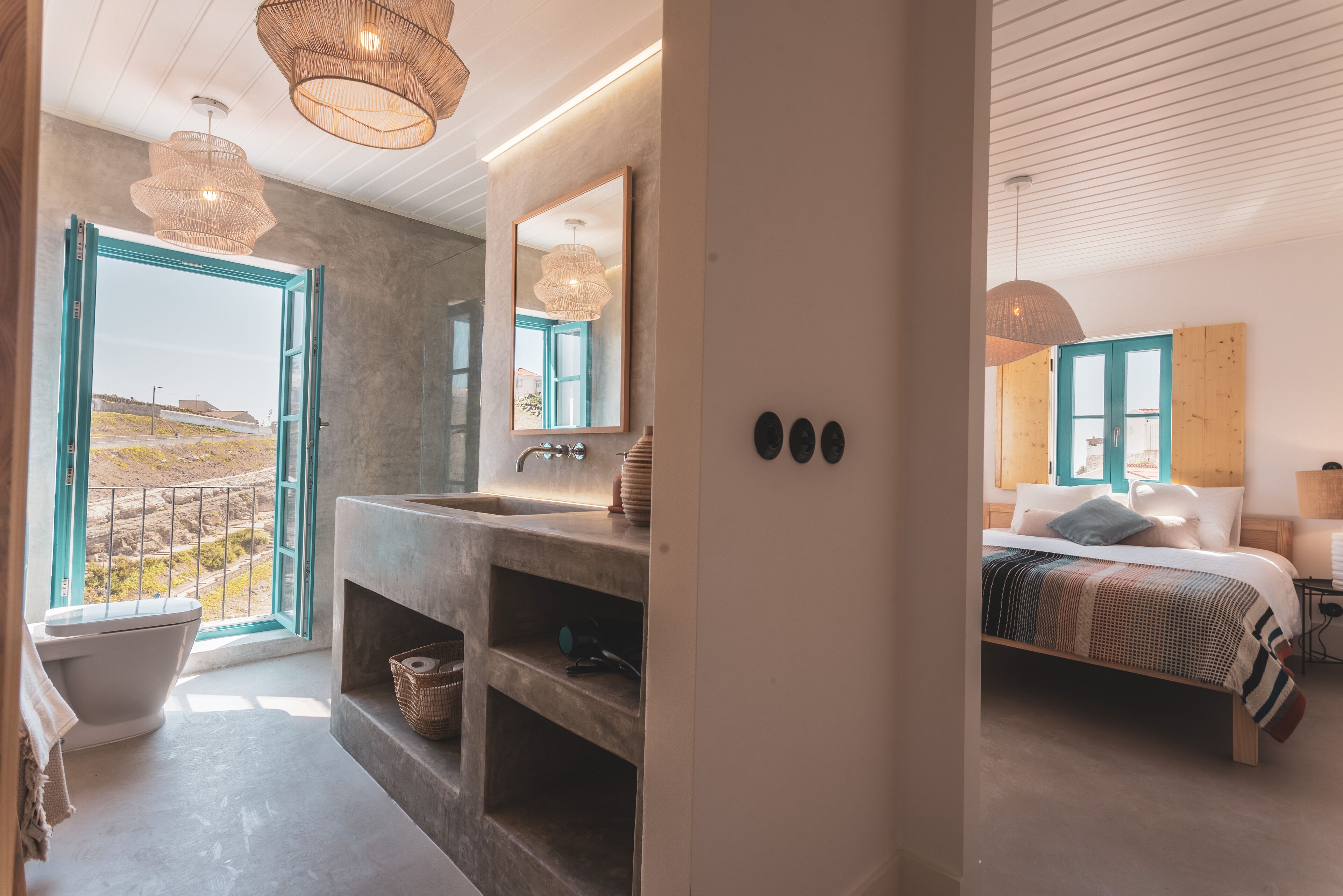 Apartamento design, 1 quarto (10) | Banheiro | Chuveiro, secador de cabelo, toalhas de banho, papel higiênico