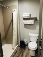 Non Smoking Double Queen Bed | Banheiro | Chuveiro, produtos de toalete grátis