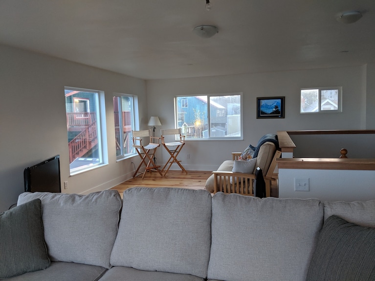 Ocean View House In Nye Beach (3b/2ba) Sleeps 8, By Beach, Shops & Restaurants. - Newport, OR