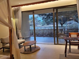 Quarto casal superior, vista para a montanha | Cofres nos quartos, escrivaninha, ferros/tábuas de passar roupa