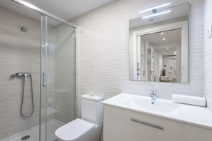 Apartamento, 2 quartos | Casa de banho | Uma banheira, um secador de cabelo, toalhas fornecidas, sabão 