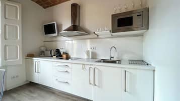 Apartamento (2 Bedrooms) | Cozinha privada | Um frigorífico/congelador grande, um micro-ondas, um forno