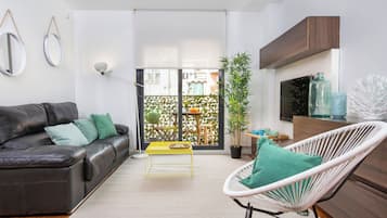 Apartamento (4 Bedrooms) | Sala de estar | Televisor de 65 polegadas com canais por cabo