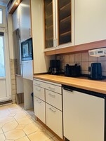 Apartamento, 3 quartos | Cozinha privada | Um frigorífico, um forno, uma placa de cozinha 