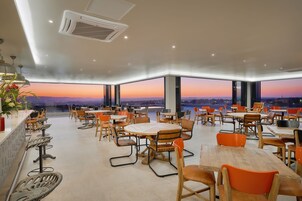 Café da manhã, almoço e jantar; local e internacional 