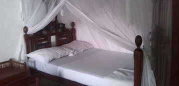 Quarto Standard | Secretária, roupa de cama fornecida 