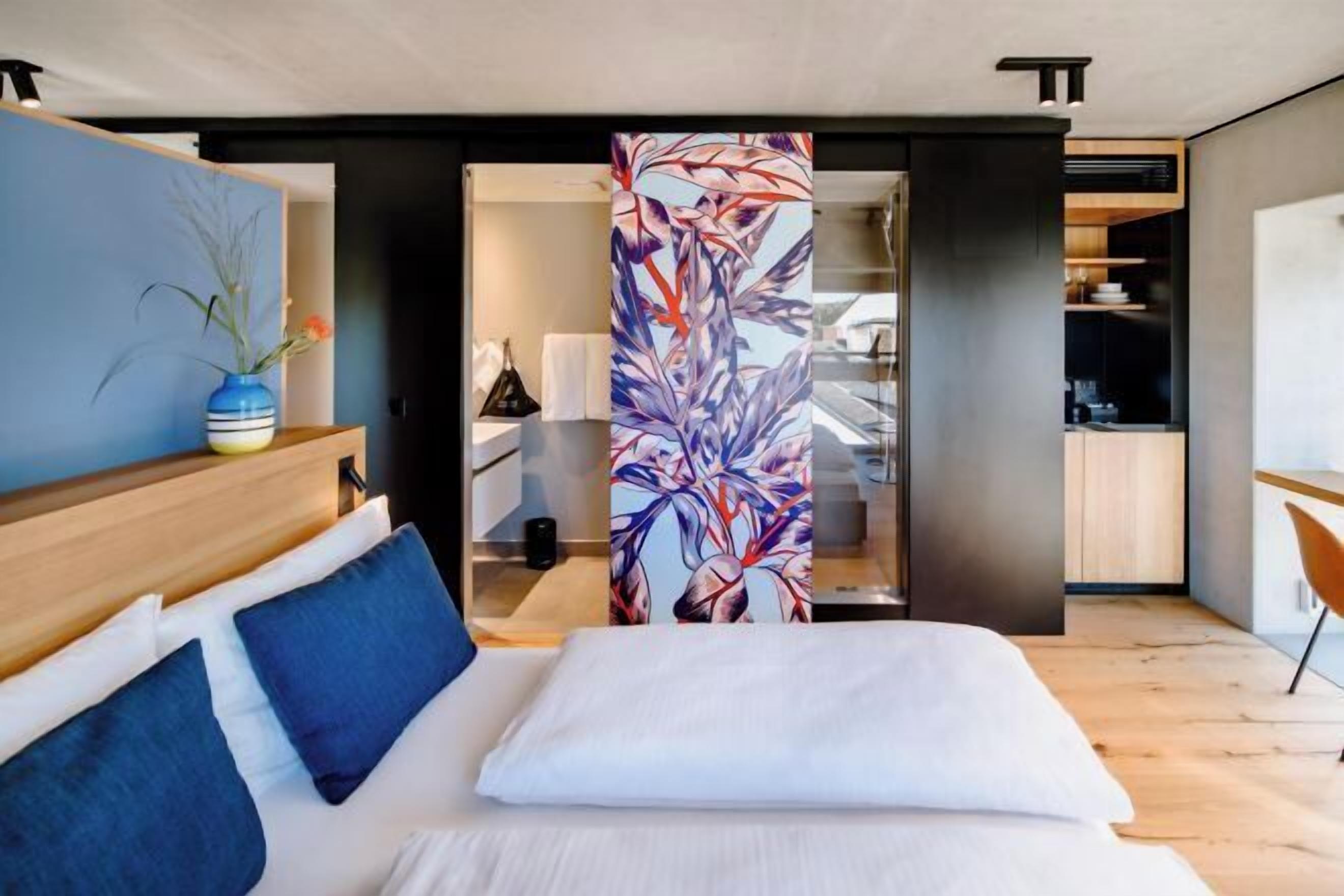 Roupas de cama premium, cofres nos quartos, escrivaninha