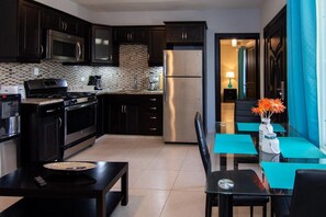 Casa (5 Bedrooms) | Cozinha privada | Um forno, uma placa de cozinha, uma máquina de café expresso 