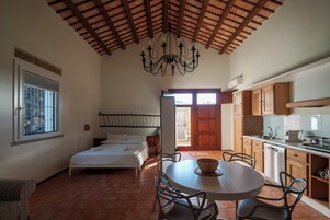 Suite-Estúdio Deluxe | Sala de estar | TV de ecrã plano 