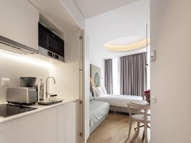 Estúdio Superior | Cozinha privada | Um frigorífico, um micro-ondas, uma placa de cozinha 