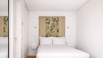Quarto com cama, cabeceira com padrão de folha, luminárias laterais e piso de madeira.