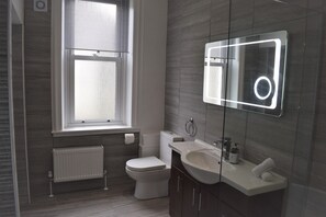 Quarto casal superior, suíte (Rosewood) | Banheiro | Toalhas de banho 