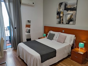 Quarto Duplo Superior | Cofre no quarto, secretária, Wi-fi grátis, roupa de cama fornecida 