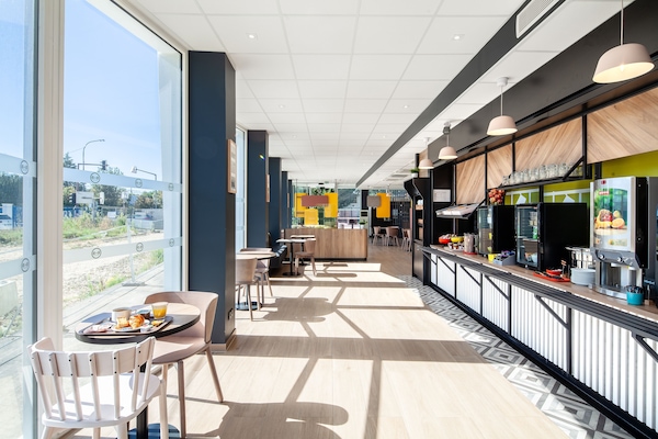 Pequeno-almoço tipo buffet diário mediante uma taxa