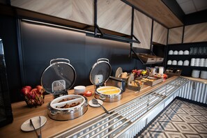 Pequeno-almoço tipo buffet diário mediante uma taxa 