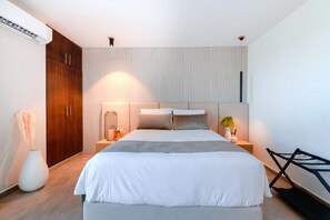 Roupa de alta qualidade, edredões de penas, cofre no quarto, secretária 