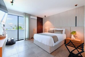 Roupa de alta qualidade, edredões de penas, cofre no quarto, secretária 