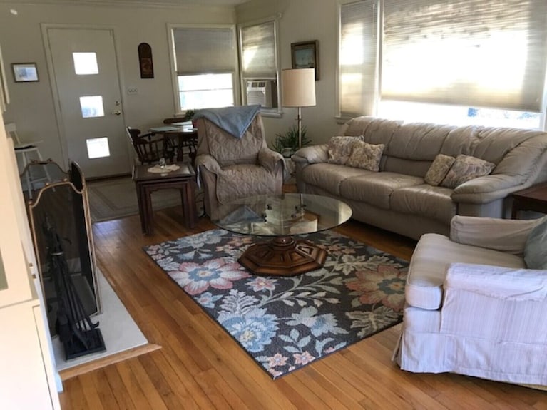 Great 3bd/2ba Sunny Ranch With Private Beach And Large Yard - Madison, CT