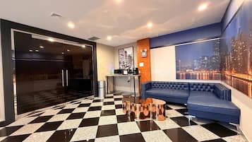 Quarto Clássico | Sala de estar | TV de ecrã plano, serviços de streaming