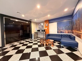 Quarto Clássico | Sala de estar | TV de ecrã plano, serviços de streaming