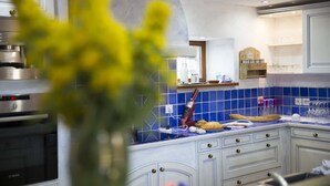 Uma cozinha moderna com azulejos azuis, eletrodomésticos de aço inoxidável e armários de madeira.