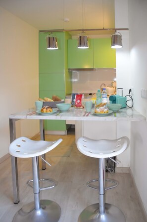 Estúdio Deluxe (Serra) | Cozinha privada | Um frigorífico/congelador grande, um micro-ondas, uma placa de cozinha 