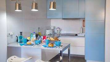 Estúdio Deluxe (Mar) | Cozinha privada | Um frigorífico/congelador grande, um micro-ondas, uma placa de cozinha