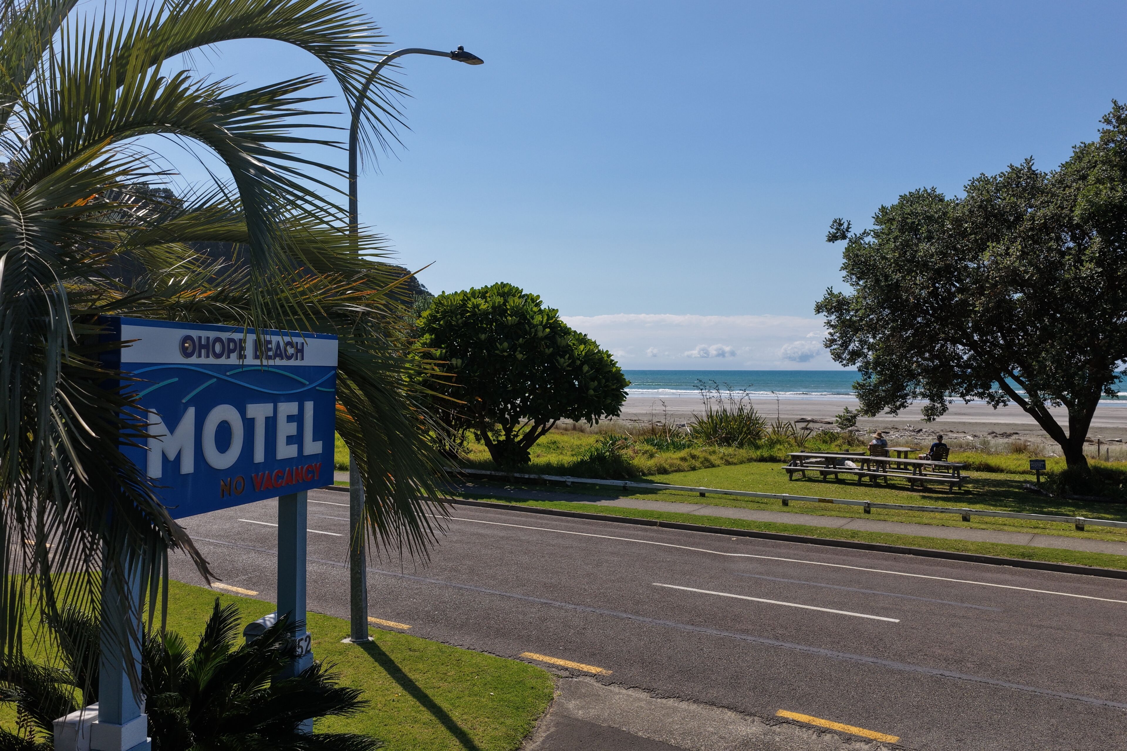 Placa de motel vista para a praia.