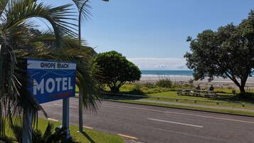Placa de motel vista para a praia.