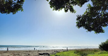 Na praia, areia branca, toalhas de praia, Prática de surfe/bodyboard 