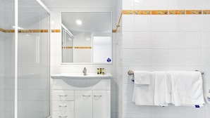 Apartamento, 2 quartos | Banheiro