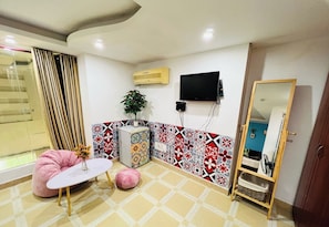 Quarto casal econômico | Camas com colchões pillow-top, frigobar, escrivaninha, cortinas blackout