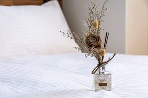 Quarto Duplo Standard | Secretária, cortinas/cortinados opacos, quartos insonorizados