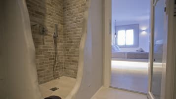 Quarto casal luxo | Banheiro | Chuveiro, produtos de toalete grátis, secador de cabelo
