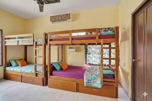 Cofre no quarto, com mobília individualizada, ferro/tábua de engomar 