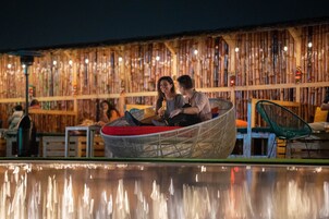 Vistas para a piscina, serve café da manhã, almoço e jantar 