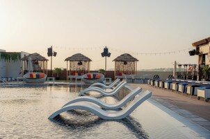 Piscina exterior, guarda-sóis, espreguiçadeiras 