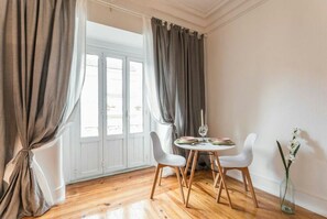 Quarto Quádruplo, casa de banho partilhada | Ferro/tábua de engomar, Wi-fi grátis, roupa de cama fornecida 