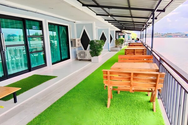 Chaiyai River Front Hotel - Sichon