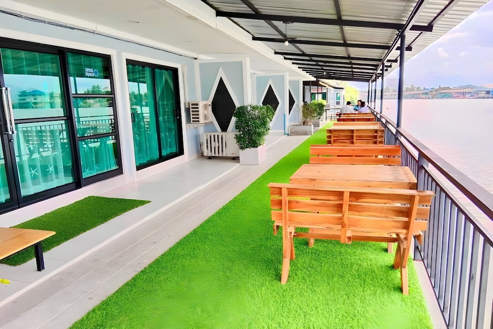 Chaiyai River Front Hotel - Sichon