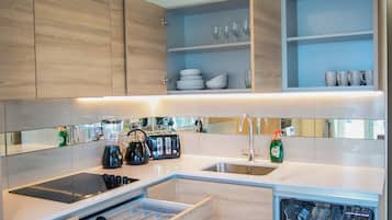 Apartamento Empresarial | Cozinha privada | Um frigorífico/congelador grande, um micro-ondas, um forno