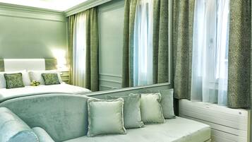 Quarto casal ou duplo luxo | Edredons de pluma, cofres nos quartos, escrivaninha