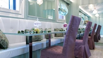 Café da manhã com buffet grátis todos os dias