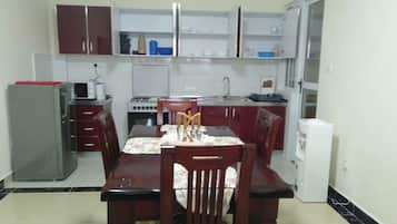 Apartamento Comfort | Cozinha privada | Um frigorífico/congelador grande, um micro-ondas, um forno