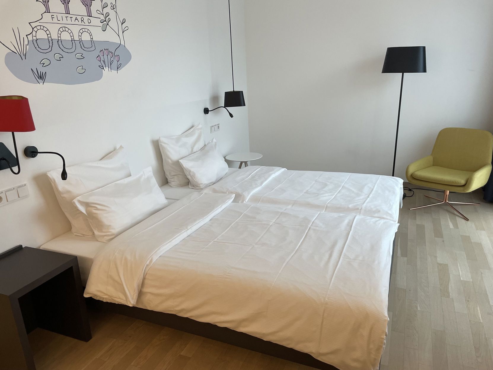 Roupas de cama antialérgicas, cofres nos quartos, escrivaninha