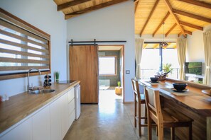 Larimar Panoramic Suite with Private Pool | Cozinha privada | Um frigorífico, uma placa de cozinha, uma máquina de café expresso 