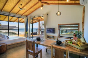 Jade Luxury Suite with Private Jacuzzi | Refeições no quarto