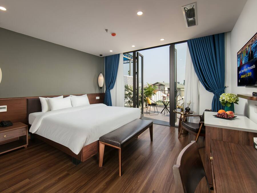 Quarto Executivo, Vista para a cidade | Cofre com capacidade para portátil, secretária