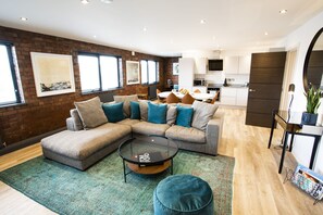 Apartamento, 3 quartos | Sala de estar | TV de tela plana