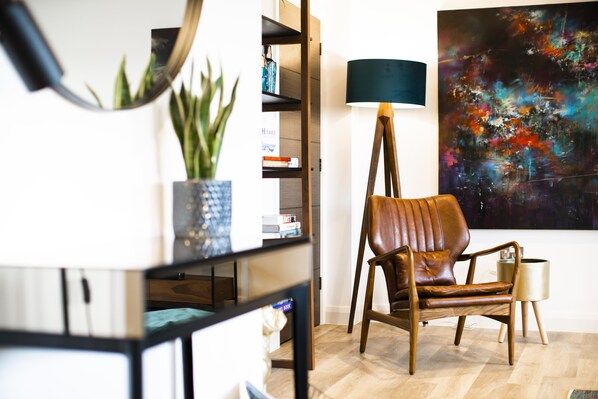 Apartamento, 3 quartos | Área de estar | TV de tela plana